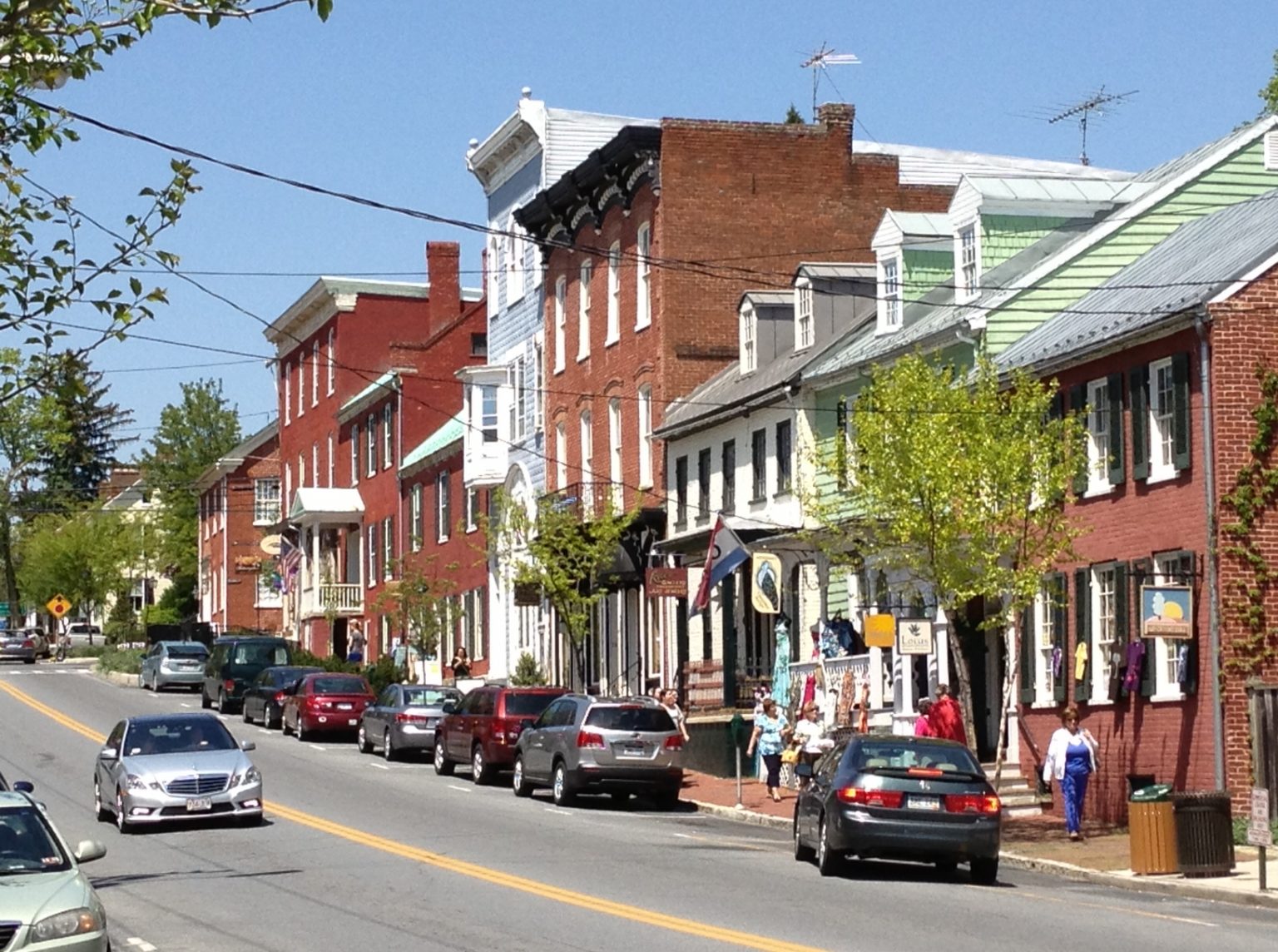Which is better, to live in a big city or small town? - geodevolutas.org